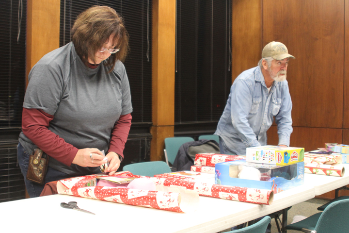 Elf-conscious volunteers get into spirit – Post Register